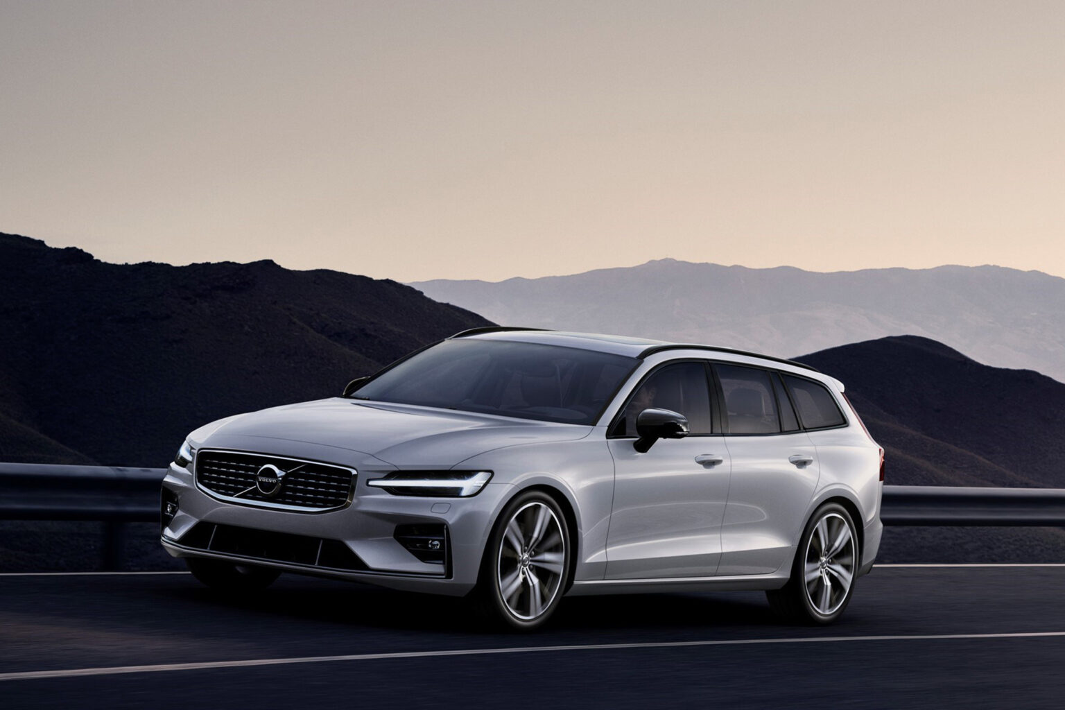 Volvo V60 2.0 T8 PHEV ULTIMATE DARK RECHARGE 4WD - Autocritica