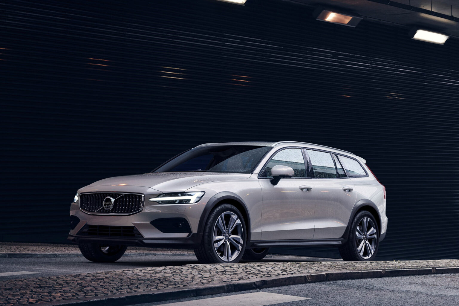 Volvo V60 Cross Country 2.0 B4 D MHEV 197HP MOMENTUM AUTO AWD - Autocritica