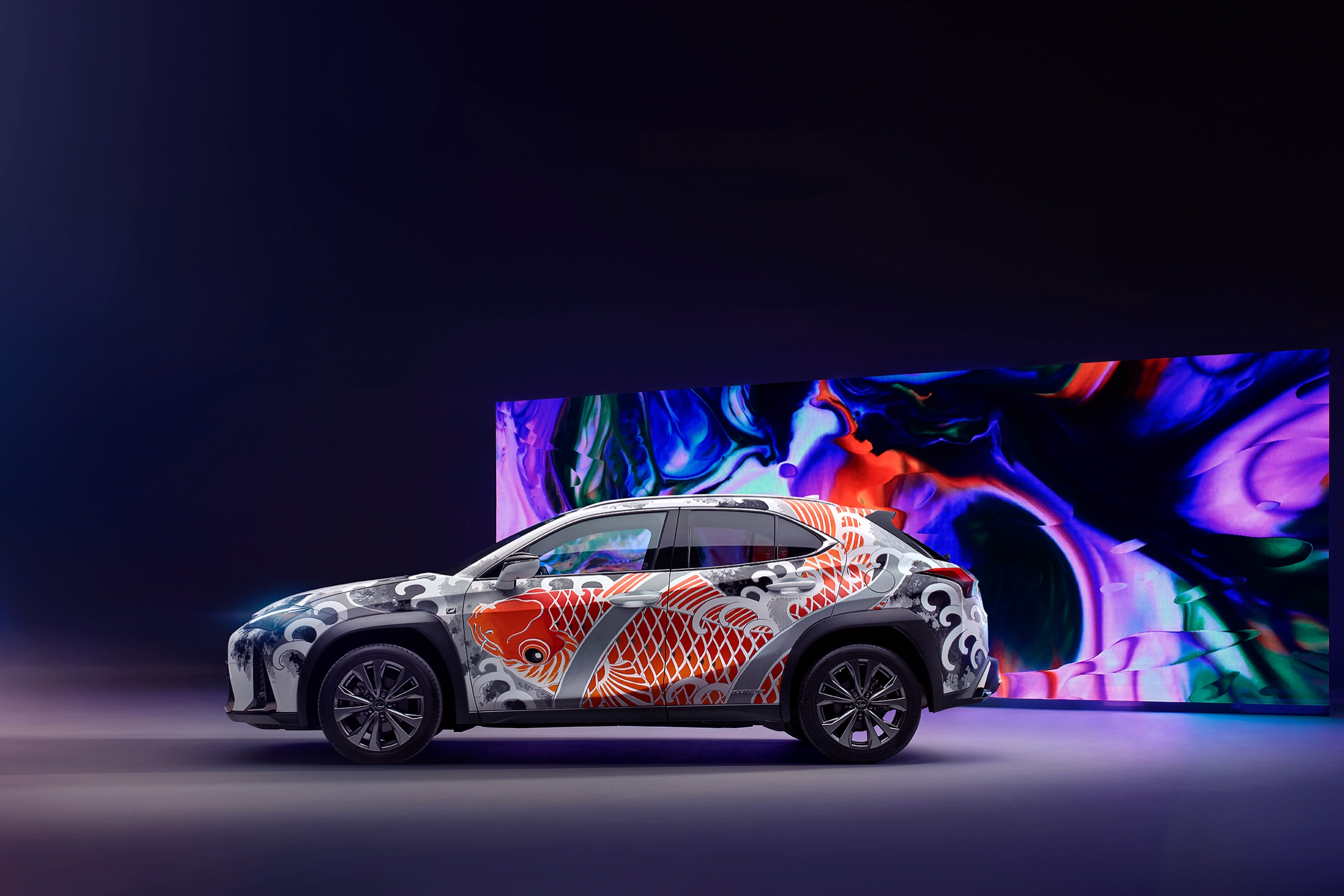 Lexus UX: tatuaje pe tot corpul - Autocritica