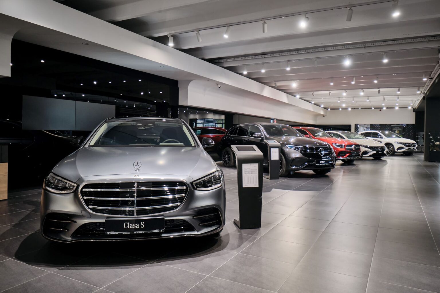 Mercedes-Benz: nou concept de showroom în România - Autocritica